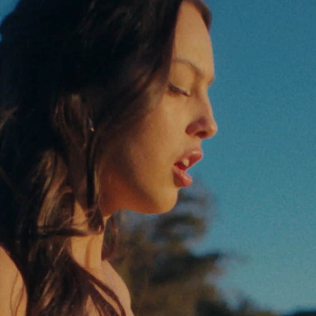 Vevoさんのインスタグラム動画 - (VevoInstagram)「@OliviaRodrigo prepares for battle ...