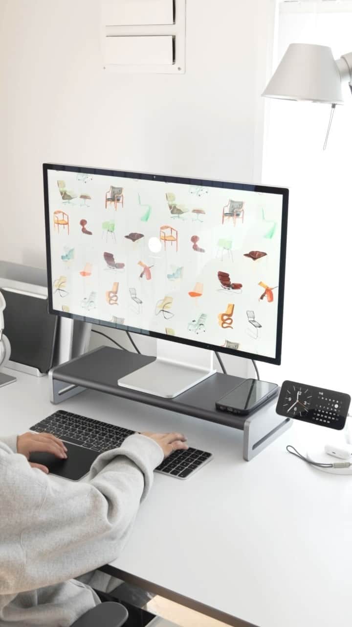 Ryoさんのインスタグラム動画 - (RyoInstagram)「デスク周り変更中👷🖥️ いろいろPC作業も多いのでこれは助かる〜QOLアップ⤴️ @anker_official 675 ...