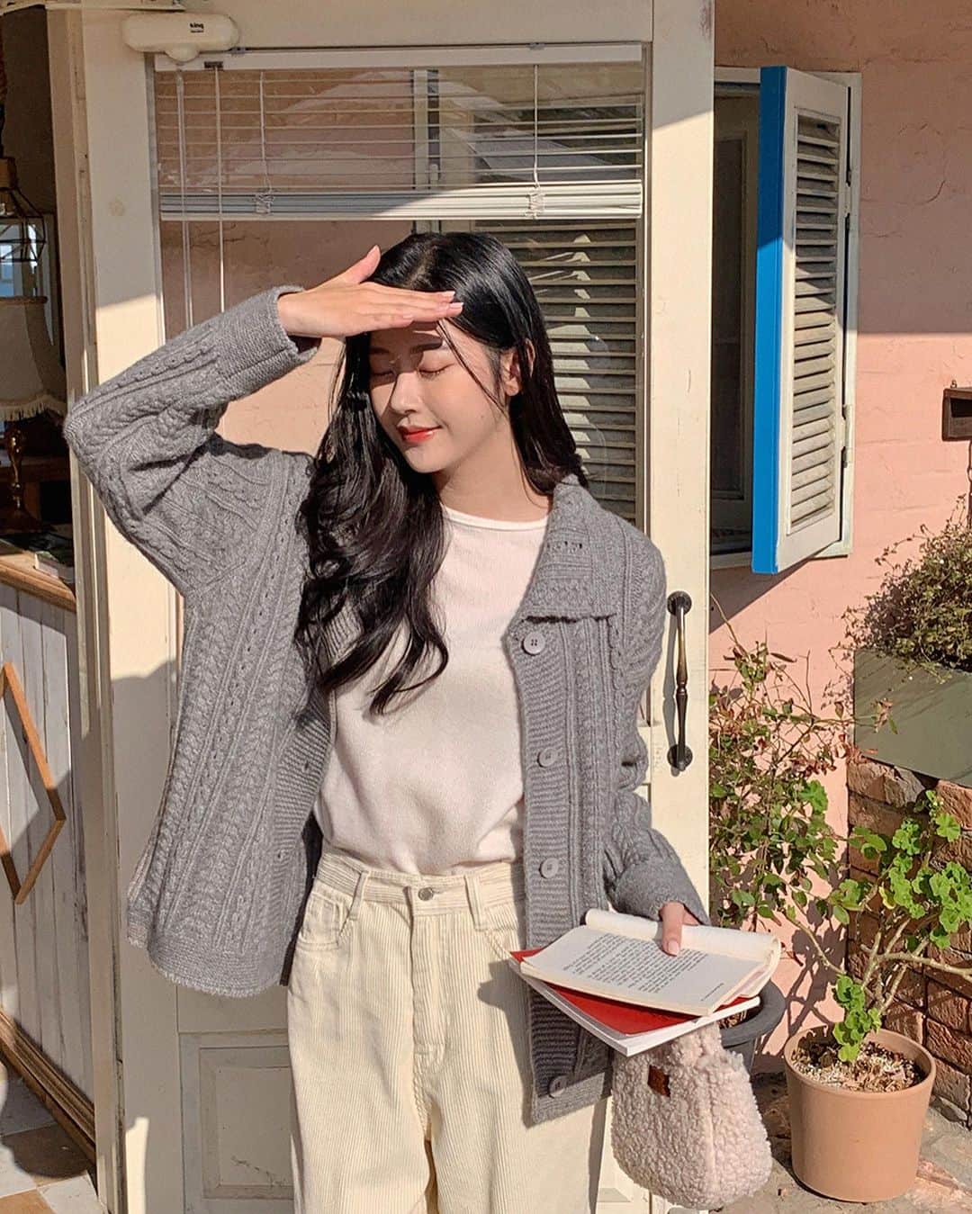 HOTPING公式アカウントさんのインスタグラム写真 - (HOTPING公式アカウントInstagram)「新作で大人気💕日本撮影でひときわ目立っていたニットカーディガンをご紹介 ルーズな ...