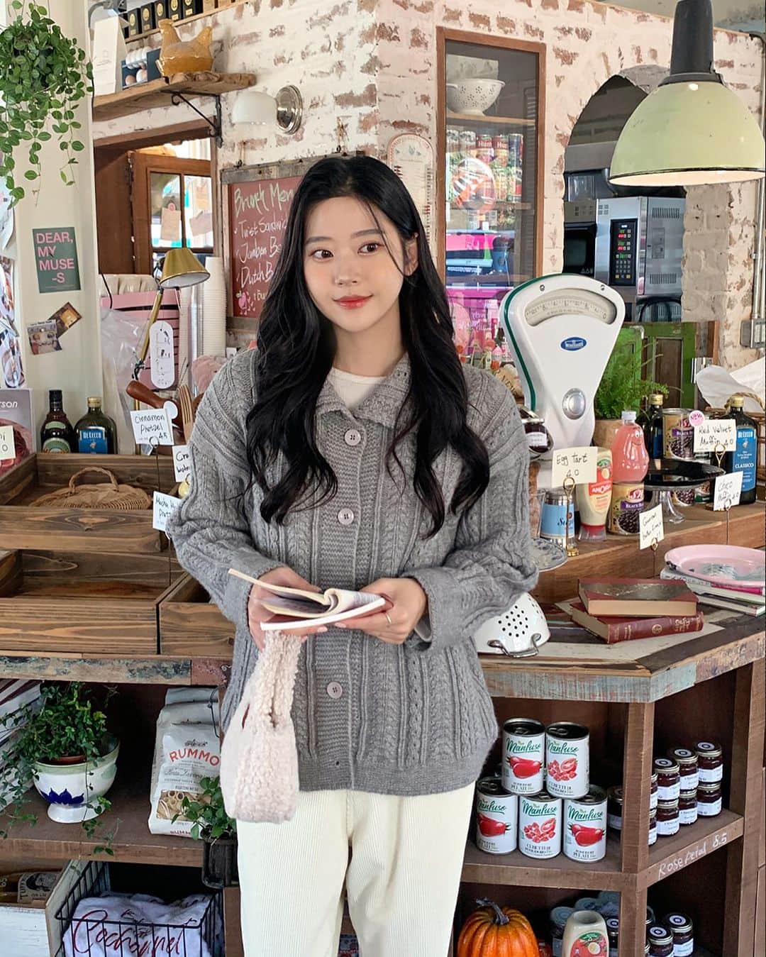 HOTPING公式アカウントさんのインスタグラム写真 - (HOTPING公式アカウントInstagram)「新作で大人気💕日本撮影でひときわ目立っていたニットカーディガンをご紹介 ルーズな ...