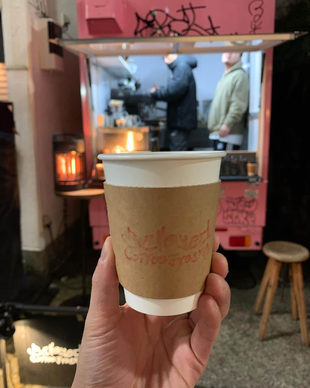 出井隼之介（ヤーレンズ）さんのインスタグラム写真 - (出井隼之介（ヤーレンズ）Instagram)「＂SAMOYED COFFEE FREAKS＂ 歌舞伎町で美味いコーヒー飲めるの嬉し過ぎる ...