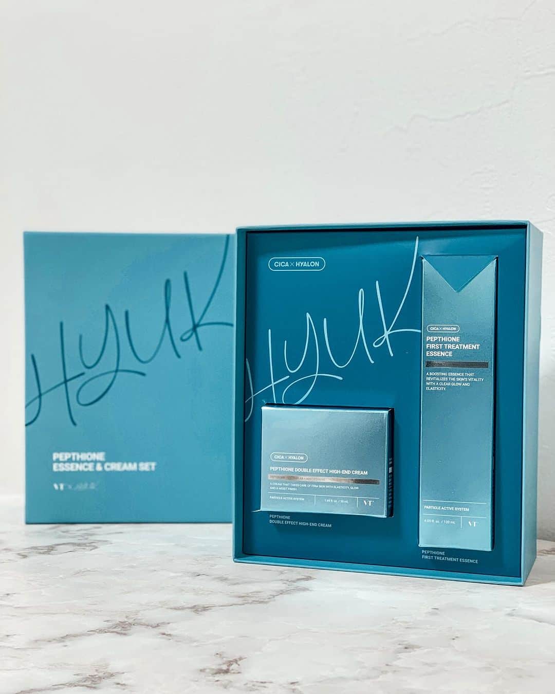 神林真里さんのインスタグラム写真 - (神林真里Instagram)「Hyuk × VT PEPTHIONE LINE🩵 ヒョクさんとVTコラボの ペプチオンライン注目だよ🩵 美容成分 ...