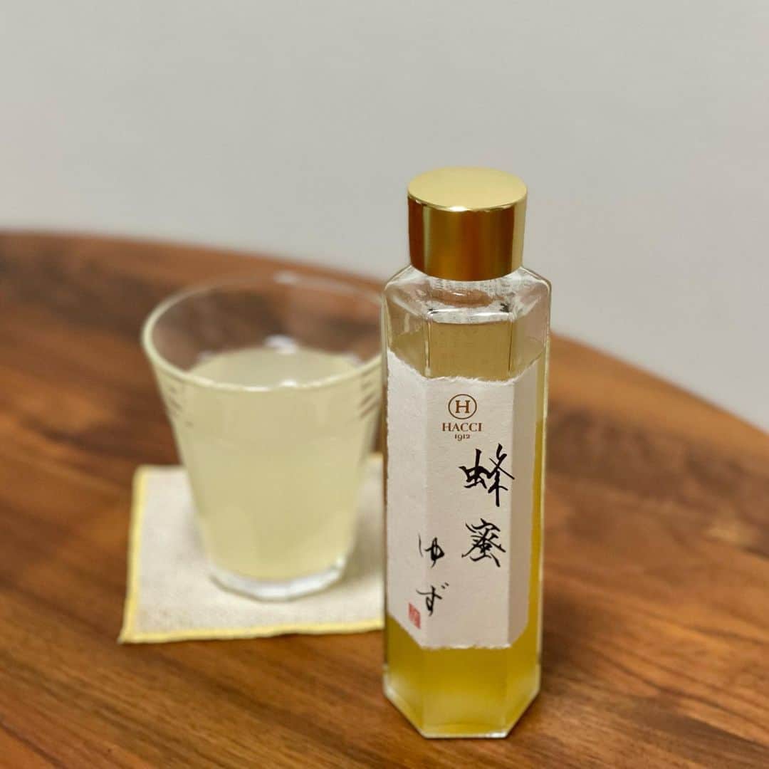 FRaUさんのインスタグラム写真 - (FRaUInstagram)「【寒い日はお湯割りで🍯】スイーツはいただいたことがあるのですが、友人からおすすめされて最近、初めまして🤝となったHACCI ...