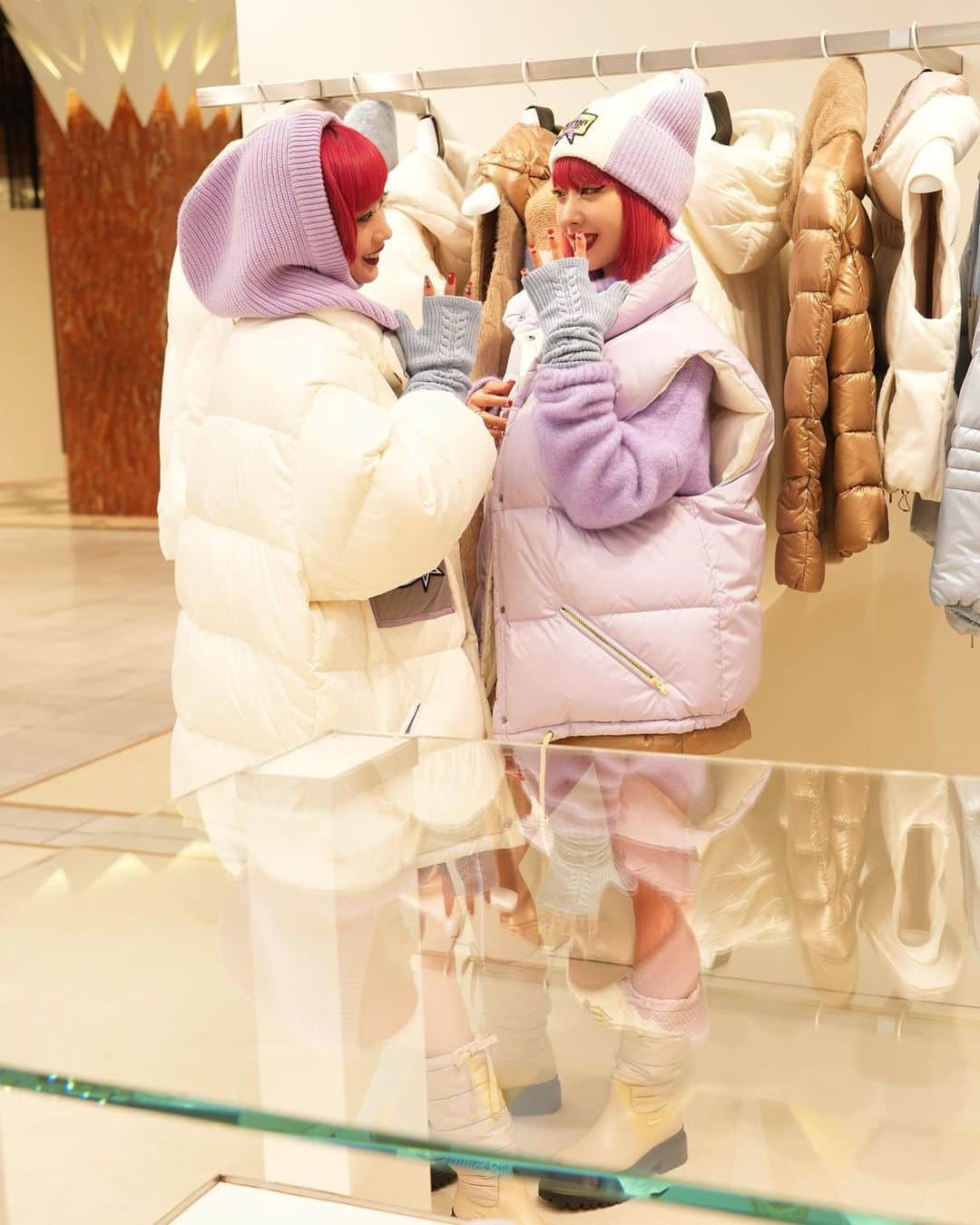 AMIさんのインスタグラム写真 - (AMIInstagram)「やっと冬がきた ️ HOLIDAYがテーマの @herno_official の POP UP Storeへ ️ 1980年代 ...