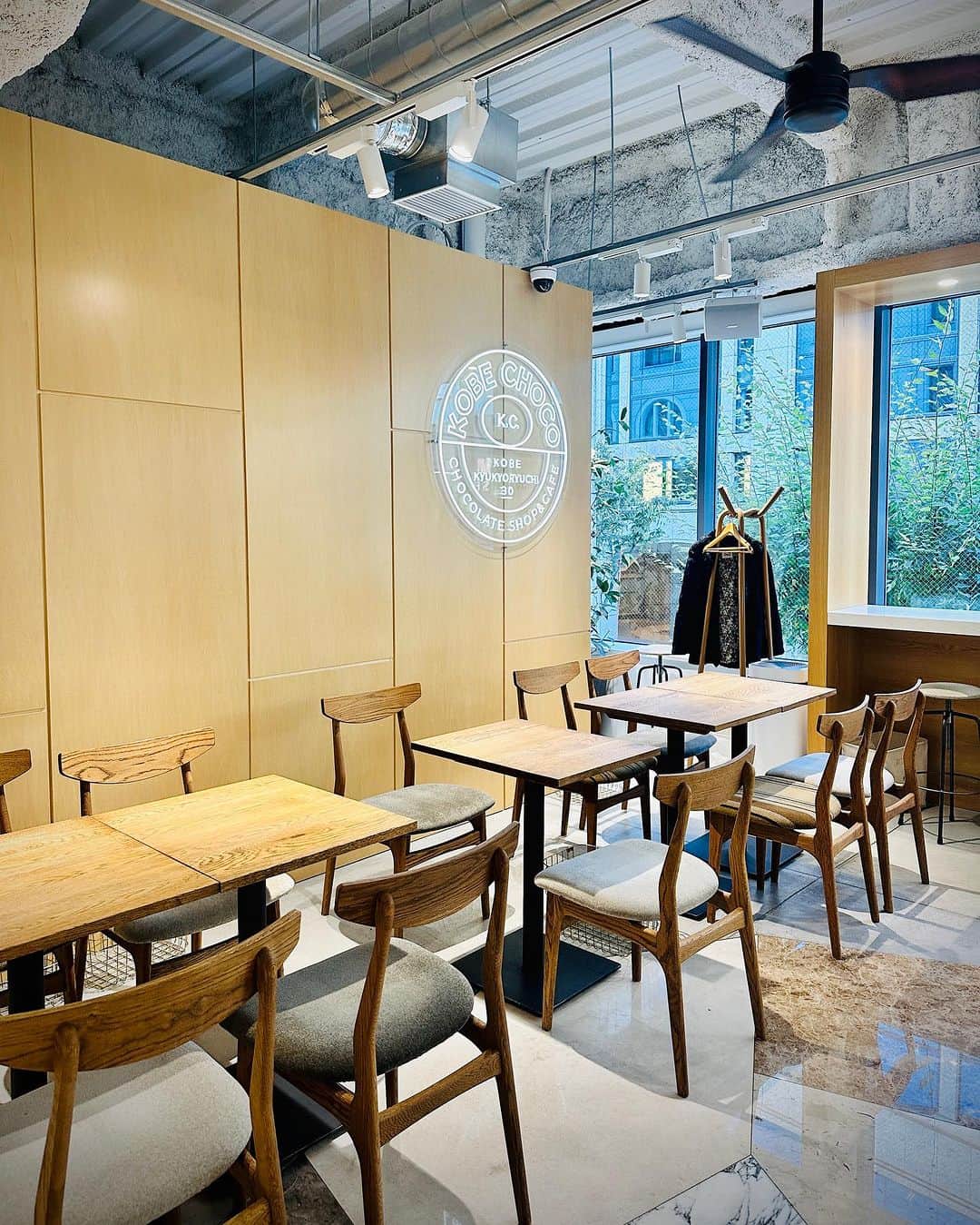 三佐和あやさんのインスタグラム写真 - (三佐和あやInstagram)「OPEN 1周年 @kobe_choco 🩵 お招きいただきました ...