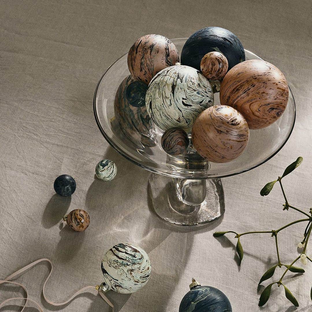 KOZLIFEさんのインスタグラム写真 - (KOZLIFEInstagram)「主役級の存在感で ひときわ目を引く ガラスのセンターピース。 溢れる透明感と 躍動的な立体感は、 空間を「特別 ...