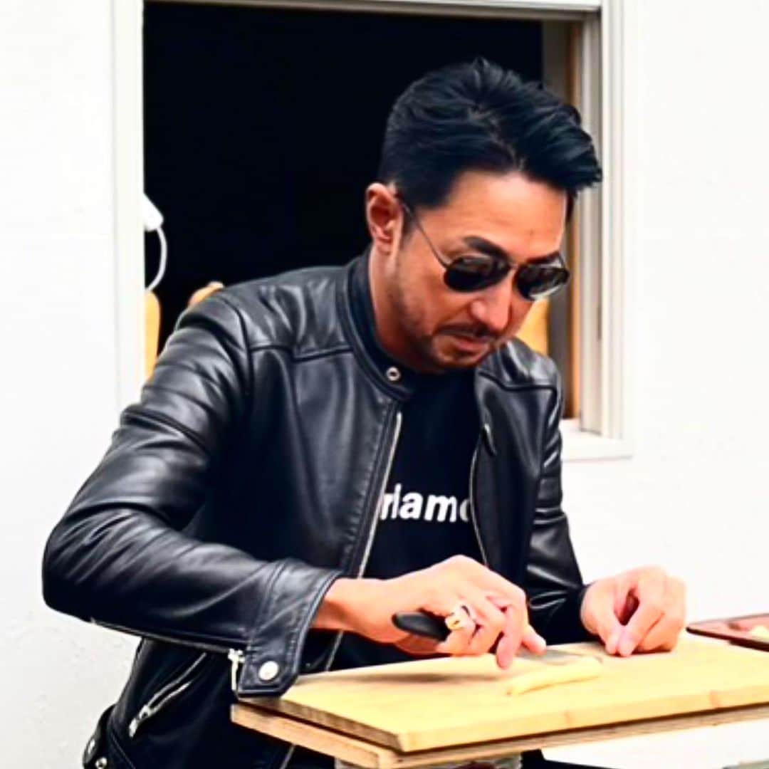 干場義雅さんのインスタグラム写真 - (干場義雅Instagram)「こう見えて、東長崎にあるイタリアンレストラン「Cadota」の店先で、プーリアの名物パスタ、オレキエッテ作ってます😆 ...